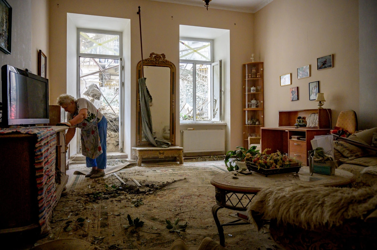 People cleaning up an apartment after a missile attack - PHOTOBANK