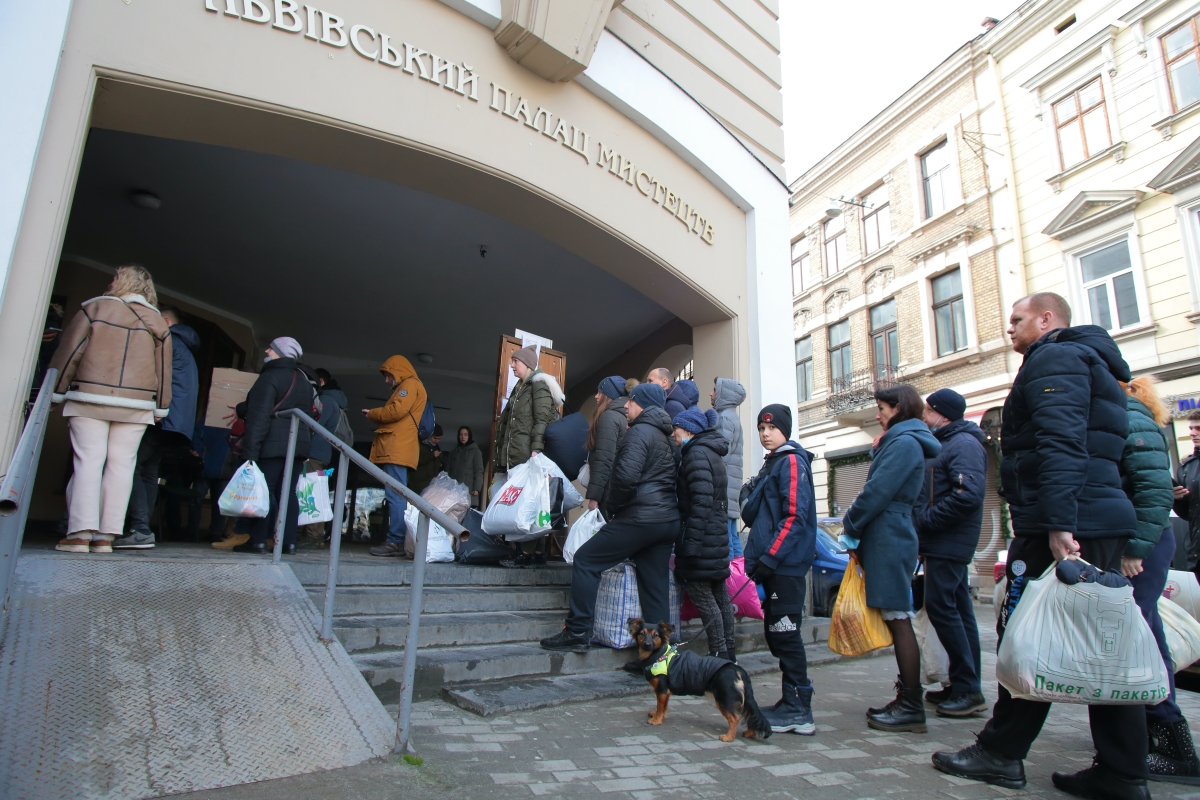 A line to the Humanitarian Headquarters - PHOTOBANK